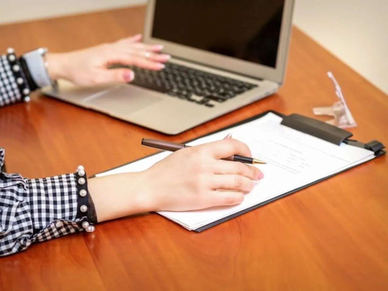 Authentication Services in Canada: Who Can Apostille a Document?